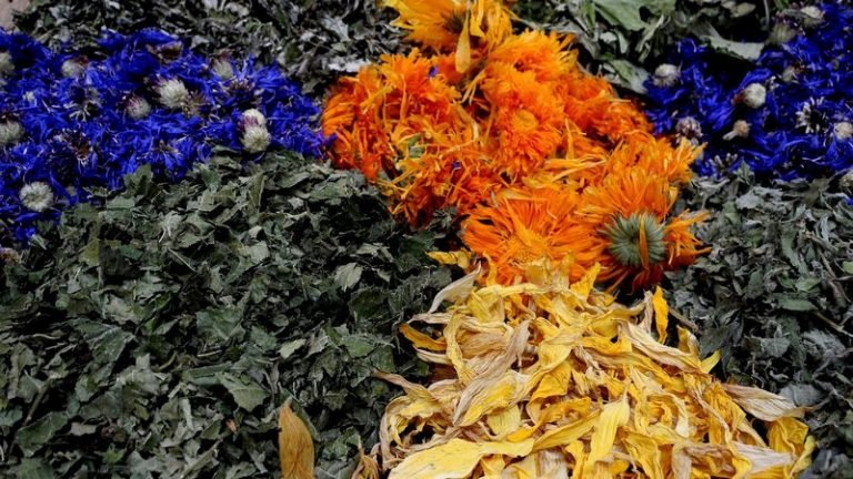 How To Make Bath Tea: Soak In The Benefits Of A Homemade Herbal Bath